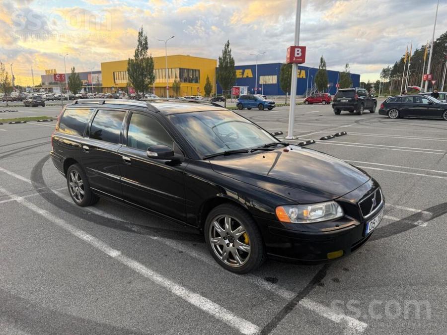 Black Volvo V70 2007 in Riga, with an engine capacity of 2.40 L and mileage of 358 thousand km for 2300 €, photo 1 on AUTOMOTO.COM.LV
