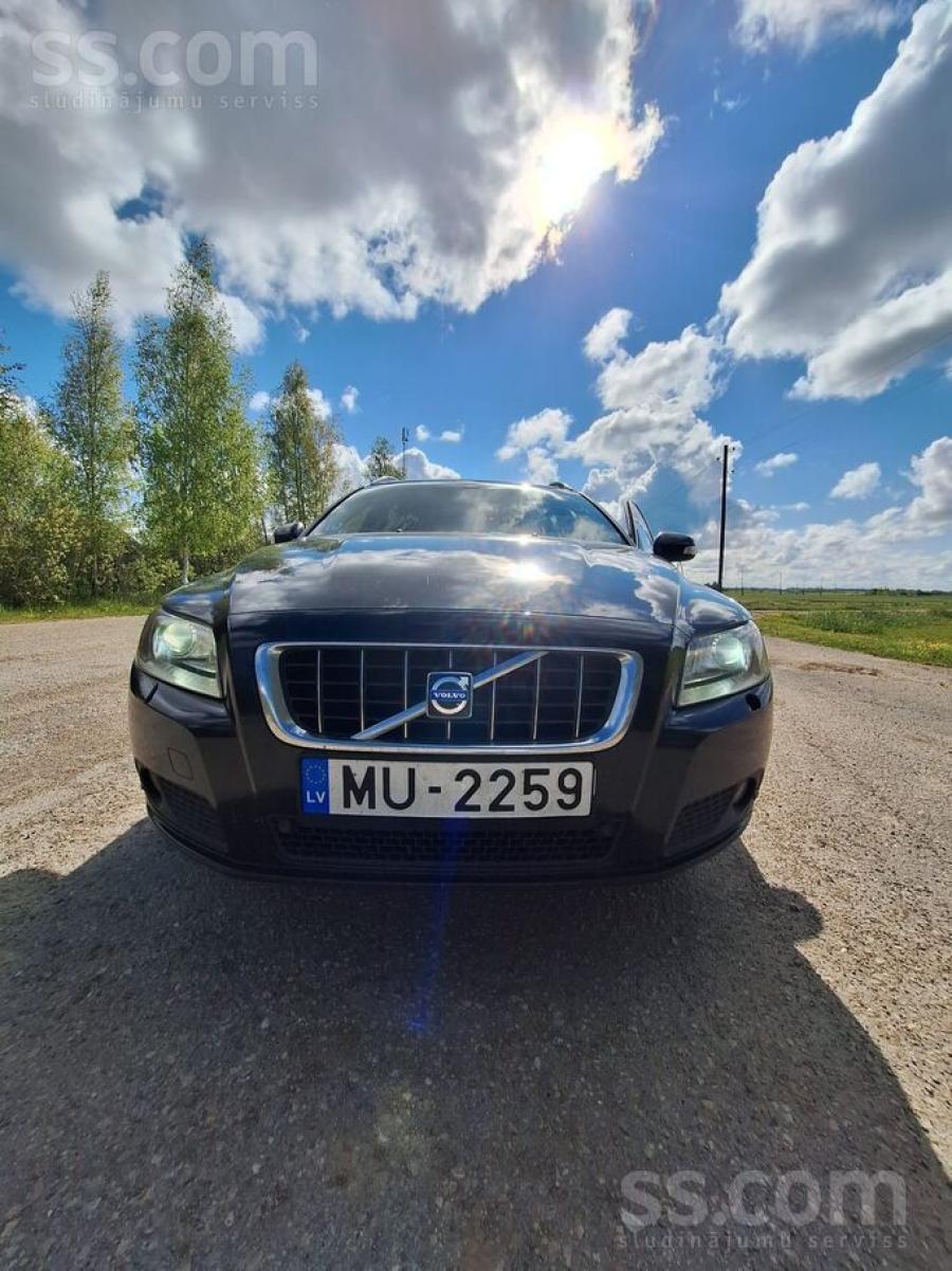 Black Volvo V70 2008 in Bauska, with an engine capacity of 2.50 L and mileage of 396 thousand km for 3350 €, photo 3 on AUTOMOTO.COM.LV