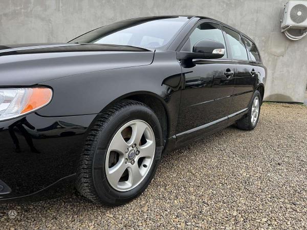 Black Volvo V70 2008 in Kedainiai, with an engine capacity of 2.40 L and mileage of 323 thousand km for 3300 €, photo 5 on AUTOMOTO.COM.LV