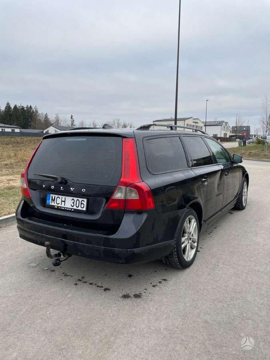 Black Volvo V70 2008 in Vilnius, with an engine capacity of 2.40 L and mileage of 279 thousand km for 3150 €, photo 8 on AUTOMOTO.COM.LV