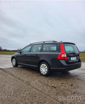 Melns Volvo V70 2008 Rīga, ar dzinēja tilpumu 2.40 L un nobraukumu 388 tūkst. km par 3200 €, foto  vietnē AUTOMOTO.COM.LV