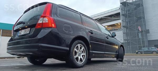 Black Volvo V70 2008 in Riga, with an engine capacity of 2.40 L and mileage of 318 thousand km for 4500 €, photo 1 on AUTOMOTO.COM.LV