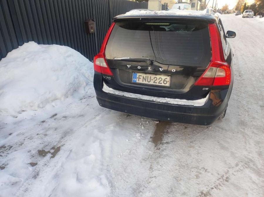 Black Volvo V70 2008 in Kaunas, with an engine capacity of 2.40 L and mileage of 284 thousand km for 2000 €, photo 6 on AUTOMOTO.COM.LV