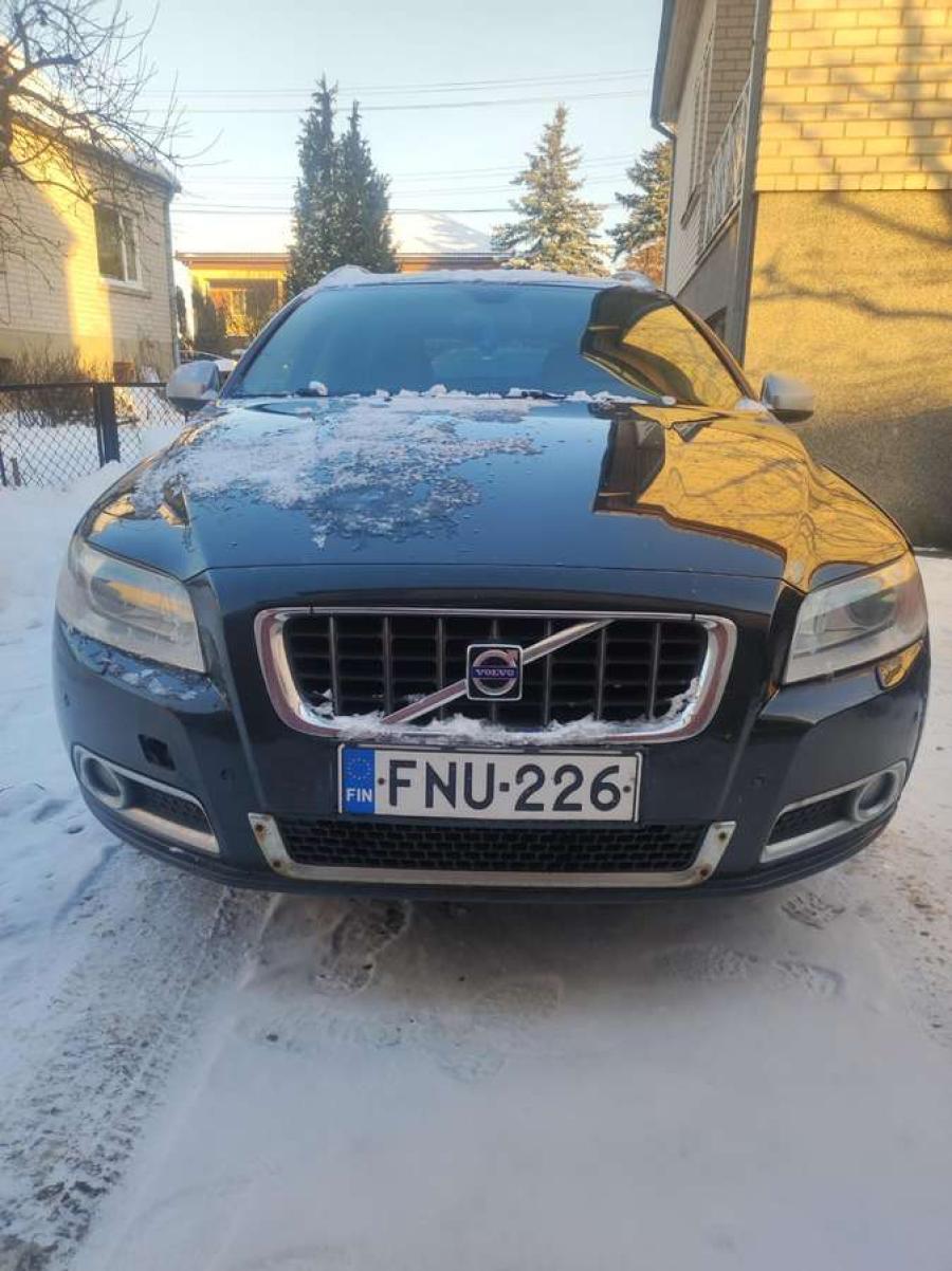 Black Volvo V70 2008 in Kaunas, with an engine capacity of 2.40 L and mileage of 284 thousand km for 2000 €, photo 8 on AUTOMOTO.COM.LV