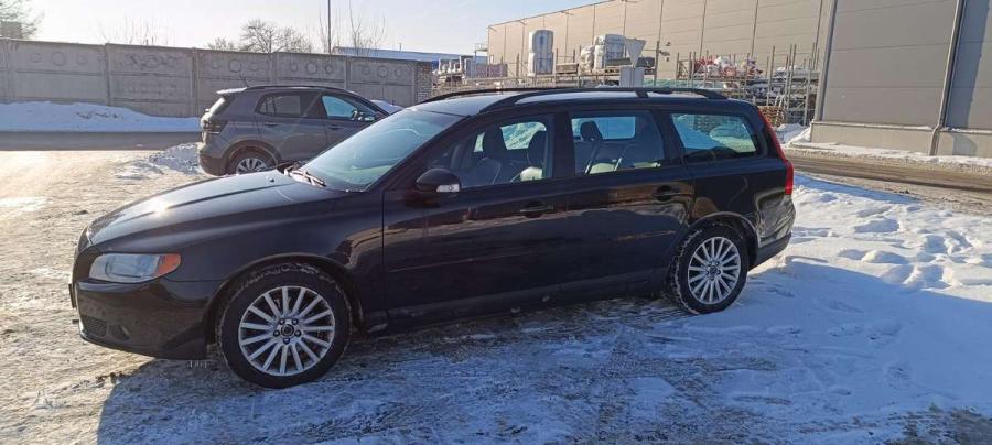Melns Volvo V70 2008 Kauņa, ar dzinēja tilpumu 2.40 L un nobraukumu 371 tūkst. km par 1950 €, foto 2 vietnē AUTOMOTO.COM.LV