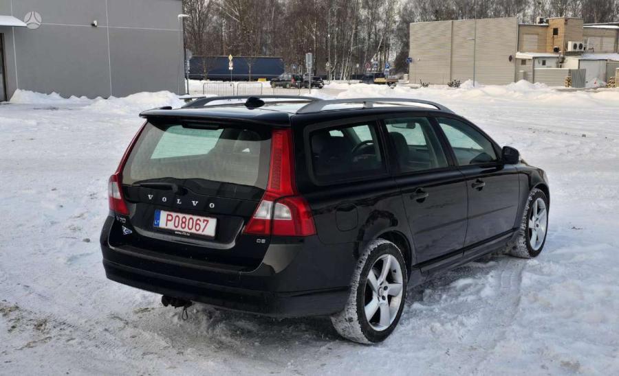 Black Volvo V70 2008 in Raseiniai, with an engine capacity of 2.40 L and mileage of 349 thousand km for 4199 €, photo 3 on AUTOMOTO.COM.LV