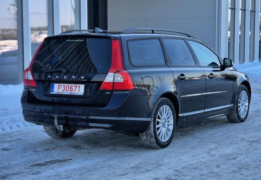 Black Volvo V70 2008 in Vilnius, with an engine capacity of 2.40 L and mileage of 281 thousand km for 3000 €, photo 6 on AUTOMOTO.COM.LV