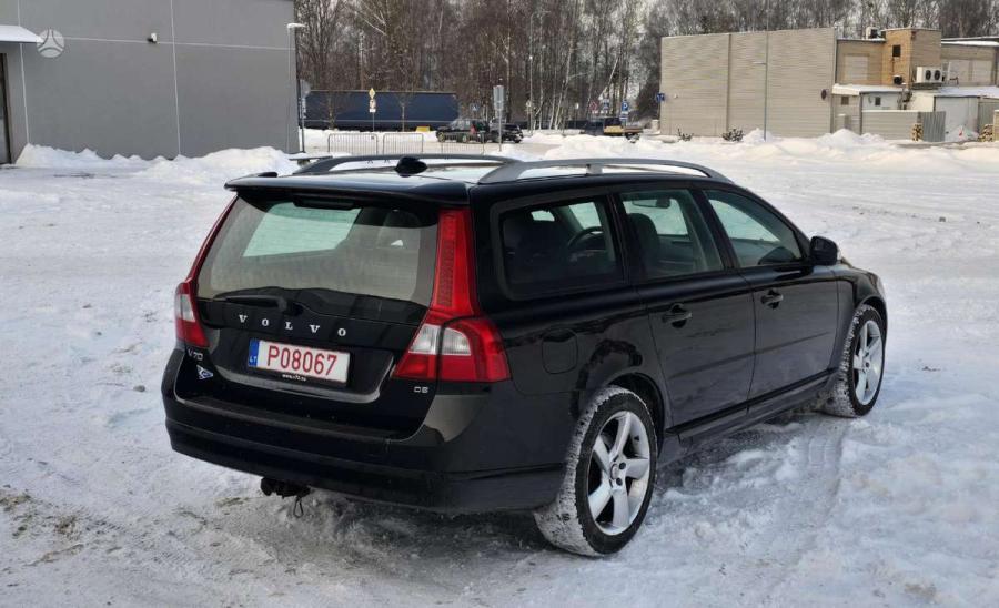Black Volvo V70 2008 in Raseiniai, with an engine capacity of 2.40 L and mileage of 349 thousand km for 3899 €, photo 3 on AUTOMOTO.COM.LV