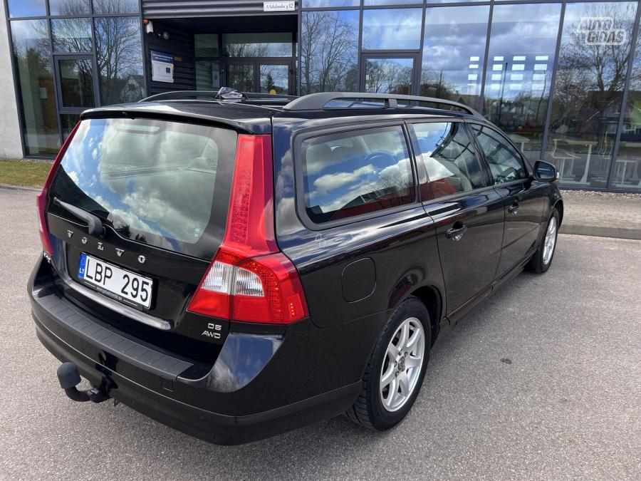 Melns Volvo V70 2008 Alīta, ar dzinēja tilpumu 2.40 L un nobraukumu 373 tūkst. km par 3850 €, foto 14 vietnē AUTOMOTO.COM.LV