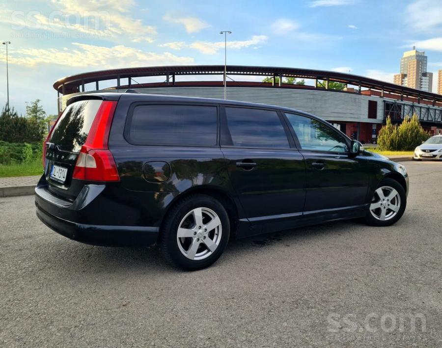 Black Volvo V70 2008 in Riga, with an engine capacity of 2.40 L and mileage of 392 thousand km for 2700 €, photo 7 on AUTOMOTO.COM.LV