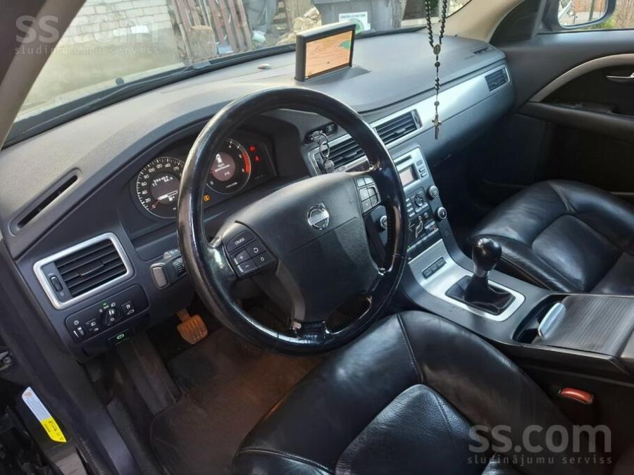 Black Volvo V70 2008 in Riga, with an engine capacity of 2.40 L and mileage of 392 thousand km for 2700 €, photo 12 on AUTOMOTO.COM.LV
