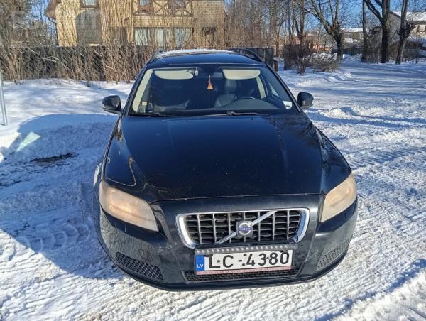 Black Volvo V70 2008 in Riga, with an engine capacity of 2.50 L and mileage of 375 thousand km for 2290 €, photo 2 on AUTOMOTO.COM.LV