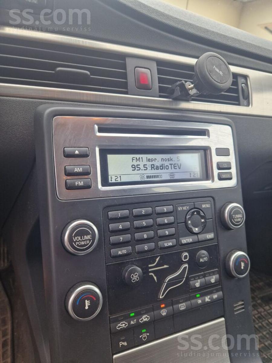 Black Volvo V70 2008 in Cesis, with an engine capacity of 2.40 L and mileage of 280 thousand km for 3950 €, photo 6 on AUTOMOTO.COM.LV