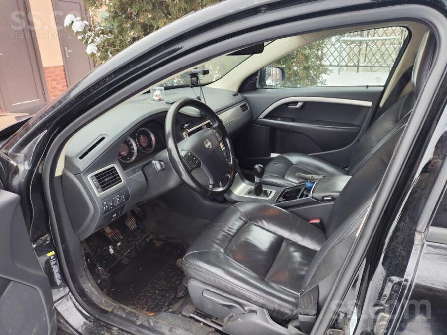 Melns Volvo V70 2008 Daugavpils, ar dzinēja tilpumu 2.40 L un nobraukumu 360 tūkst. km par 4000 €, foto 7 vietnē AUTOMOTO.COM.LV