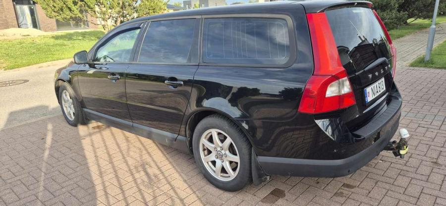 Black Volvo V70 2008 in Kaunas, with an engine capacity of 2.00 L and mileage of 401 thousand km for 2700 €, photo 5 on AUTOMOTO.COM.LV