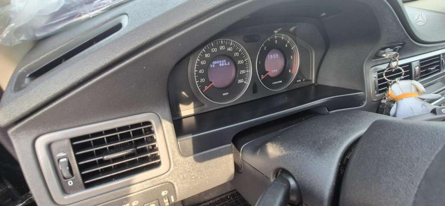 Black Volvo V70 2008 in Kaunas, with an engine capacity of 2.00 L and mileage of 401 thousand km for 2700 €, photo 8 on AUTOMOTO.COM.LV