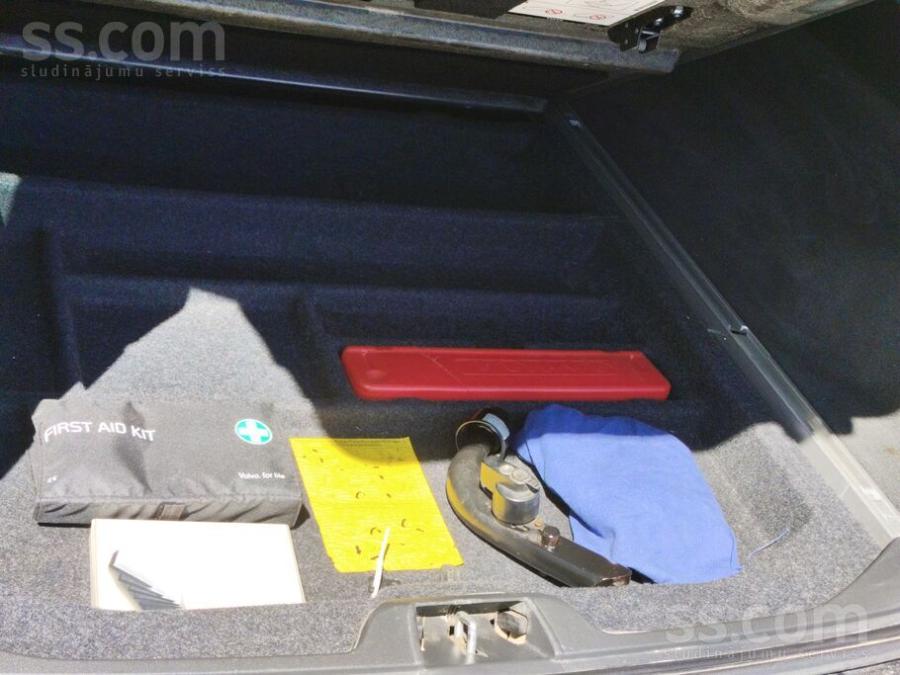 Black Volvo V70 2008 in Tukums, with an engine capacity of 2.40 L and mileage of 315 thousand km for 5800 €, photo 11 on AUTOMOTO.COM.LV