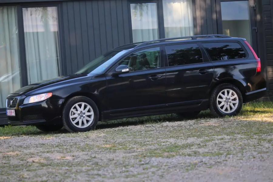 Black Volvo V70 2008 in Riga, with an engine capacity of 2.00 L and mileage of 344 thousand km for 2790 €, photo 6 on AUTOMOTO.COM.LV