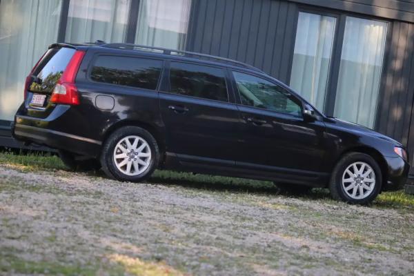 Black Volvo V70 2008 in Riga, with an engine capacity of 2.00 L and mileage of 344 thousand km for 2790 €, photo 6 on AUTOMOTO.COM.LV