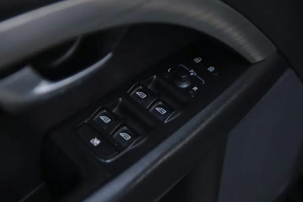 Black Volvo V70 2008 in Riga, with an engine capacity of 2.00 L and mileage of 344 thousand km for 2790 €, photo 8 on AUTOMOTO.COM.LV