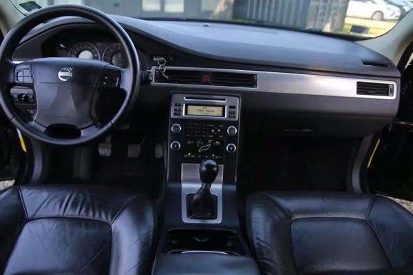 Black Volvo V70 2008 in Riga, with an engine capacity of 2.00 L and mileage of 344 thousand km for 2790 €, photo 10 on AUTOMOTO.COM.LV