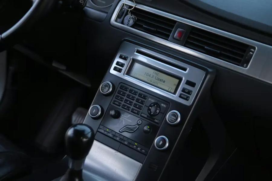 Black Volvo V70 2008 in Riga, with an engine capacity of 2.00 L and mileage of 344 thousand km for 2790 €, photo 12 on AUTOMOTO.COM.LV