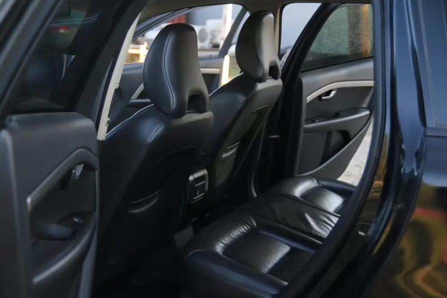 Black Volvo V70 2008 in Riga, with an engine capacity of 2.00 L and mileage of 344 thousand km for 2790 €, photo 14 on AUTOMOTO.COM.LV