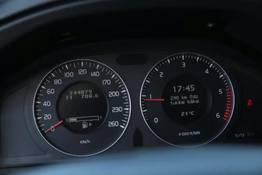 Black Volvo V70 2008 in Riga, with an engine capacity of 2.00 L and mileage of 344 thousand km for 2790 €, photo 19 on AUTOMOTO.COM.LV