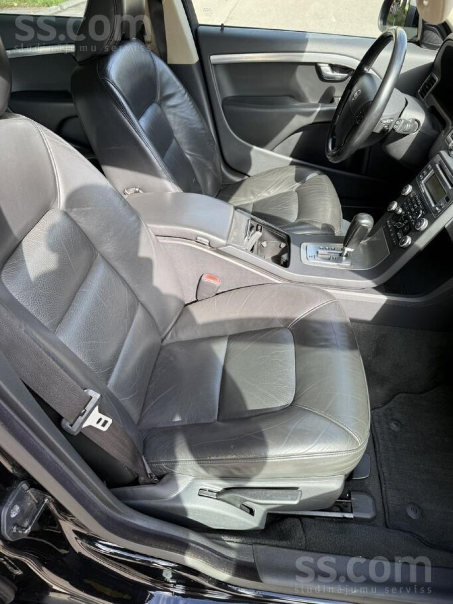 Melns Volvo V70 2008 Rīga, ar dzinēja tilpumu 2.40 L un nobraukumu 309 tūkst. km par 4777 €, foto 24 vietnē AUTOMOTO.COM.LV