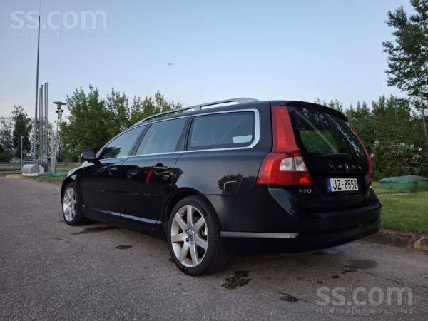Black Volvo V70 2008 in Riga, with an engine capacity of 2.40 L and mileage of 313 thousand km for 4000 €, photo 3 on AUTOMOTO.COM.LV