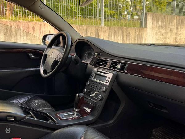 Melns Volvo V70 2008 Viļņa, ar dzinēja tilpumu 3.19 L un nobraukumu 300 tūkst. km par 2150 €, foto 9 vietnē AUTOMOTO.COM.LV