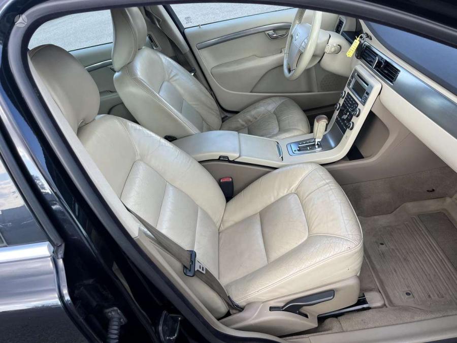 Black Volvo V70 2008 in Vilnius, with an engine capacity of 2.40 L and mileage of 338 thousand km for 2850 €, photo 11 on AUTOMOTO.COM.LV