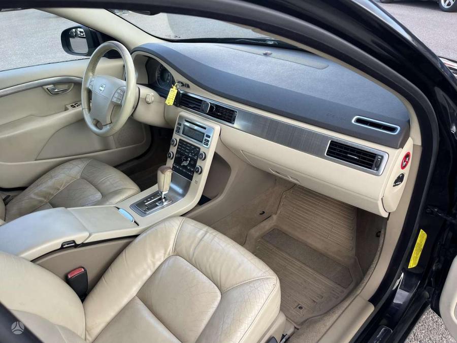 Black Volvo V70 2008 in Vilnius, with an engine capacity of 2.40 L and mileage of 338 thousand km for 2850 €, photo 12 on AUTOMOTO.COM.LV