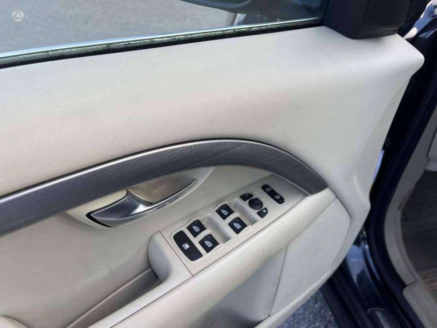Black Volvo V70 2008 in Vilnius, with an engine capacity of 2.40 L and mileage of 338 thousand km for 2850 €, photo 15 on AUTOMOTO.COM.LV