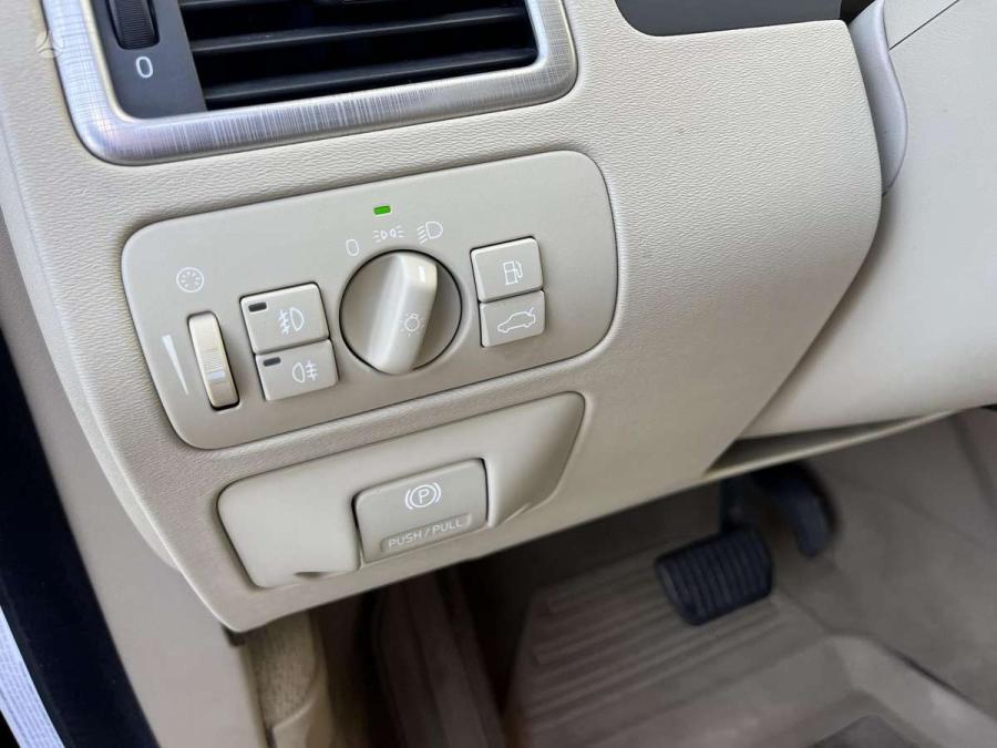 Black Volvo V70 2008 in Vilnius, with an engine capacity of 2.40 L and mileage of 338 thousand km for 2850 €, photo 16 on AUTOMOTO.COM.LV