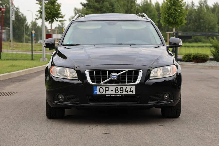 Black Volvo V70 2008 in Jelgava, with an engine capacity of 2.40 L and mileage of 284 thousand km for 5650 €, photo 3 on AUTOMOTO.COM.LV