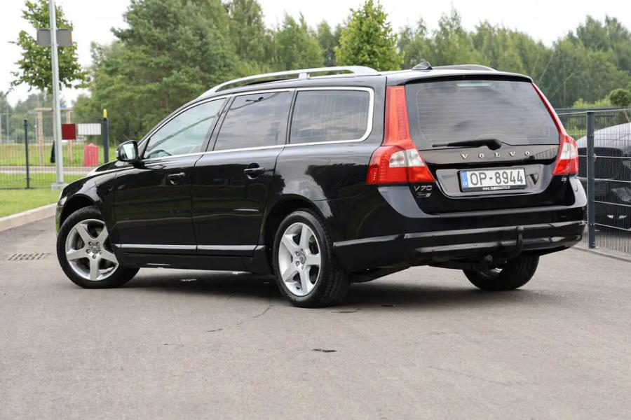 Black Volvo V70 2008 in Jelgava, with an engine capacity of 2.40 L and mileage of 284 thousand km for 5650 €, photo 7 on AUTOMOTO.COM.LV