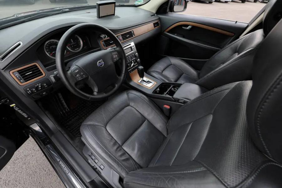 Black Volvo V70 2008 in Jelgava, with an engine capacity of 2.40 L and mileage of 284 thousand km for 5650 €, photo 9 on AUTOMOTO.COM.LV