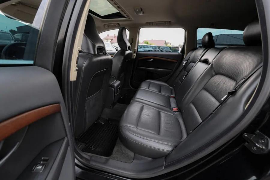 Black Volvo V70 2008 in Jelgava, with an engine capacity of 2.40 L and mileage of 284 thousand km for 5650 €, photo 11 on AUTOMOTO.COM.LV