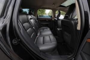 Black Volvo V70 2008 in Jelgava, with an engine capacity of 2.40 L and mileage of 284 thousand km for 5650 €, photo 12 on AUTOMOTO.COM.LV