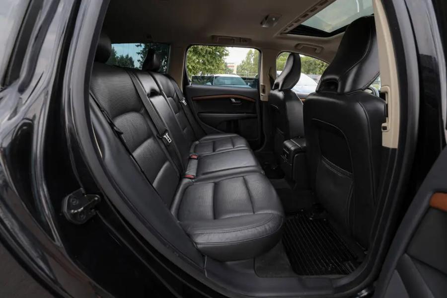 Black Volvo V70 2008 in Jelgava, with an engine capacity of 2.40 L and mileage of 284 thousand km for 5650 €, photo 12 on AUTOMOTO.COM.LV