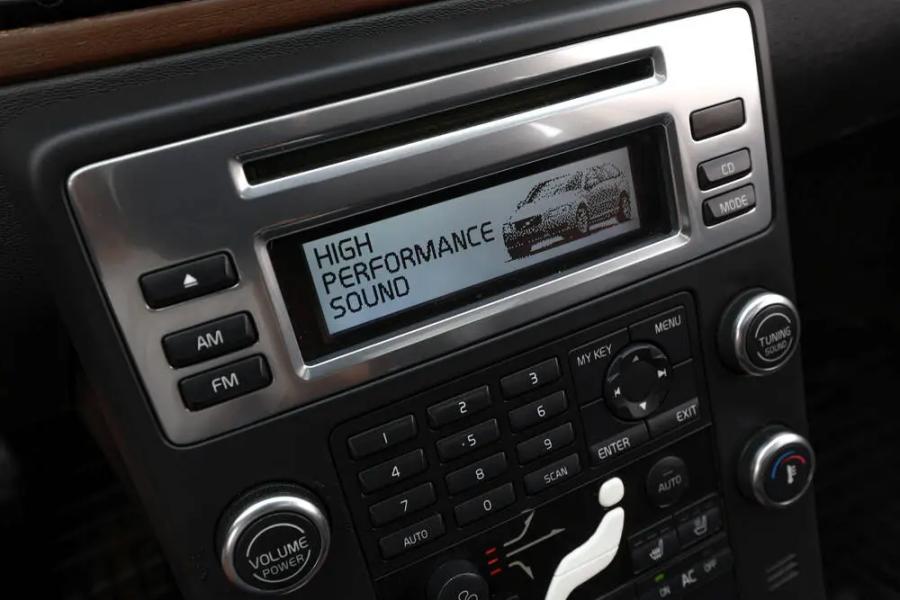 Black Volvo V70 2008 in Jelgava, with an engine capacity of 2.40 L and mileage of 284 thousand km for 5650 €, photo 17 on AUTOMOTO.COM.LV