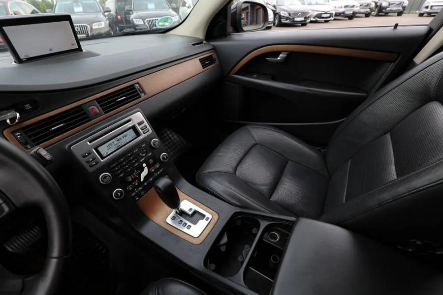 Black Volvo V70 2008 in Jelgava, with an engine capacity of 2.40 L and mileage of 284 thousand km for 5650 €, photo 20 on AUTOMOTO.COM.LV