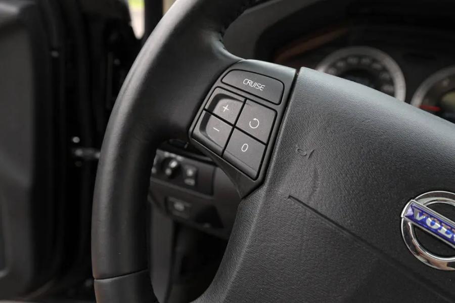 Black Volvo V70 2008 in Jelgava, with an engine capacity of 2.40 L and mileage of 284 thousand km for 5650 €, photo 22 on AUTOMOTO.COM.LV