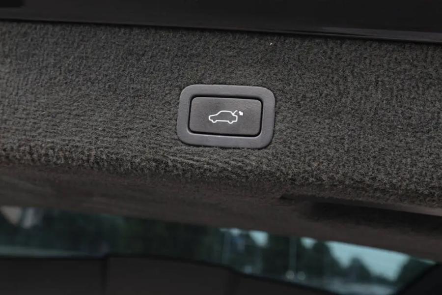 Black Volvo V70 2008 in Jelgava, with an engine capacity of 2.40 L and mileage of 284 thousand km for 5650 €, photo 27 on AUTOMOTO.COM.LV