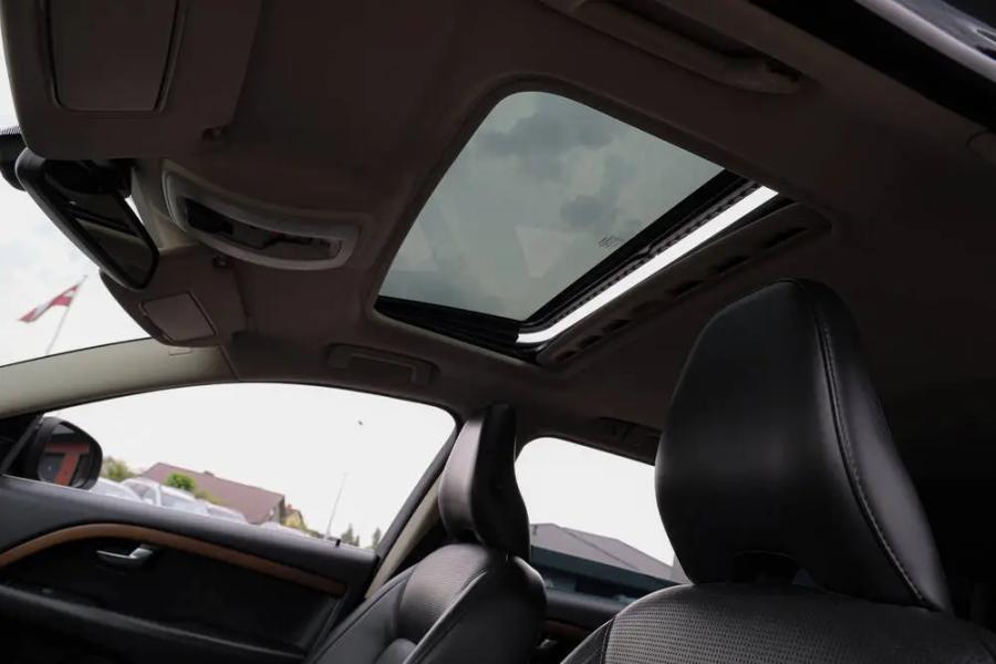 Black Volvo V70 2008 in Jelgava, with an engine capacity of 2.40 L and mileage of 284 thousand km for 5650 €, photo 28 on AUTOMOTO.COM.LV