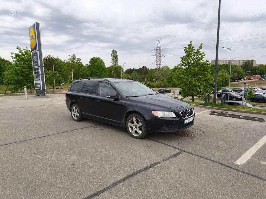 Black Volvo V70 2008 in Vilnius, with an engine capacity of 2.40 L and mileage of 400 thousand km for 2100 €, photo 1 on AUTOMOTO.COM.LV