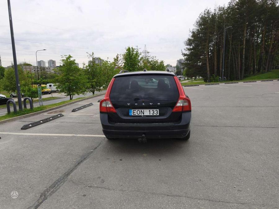 Black Volvo V70 2008 in Vilnius, with an engine capacity of 2.40 L and mileage of 400 thousand km for 2100 €, photo 5 on AUTOMOTO.COM.LV