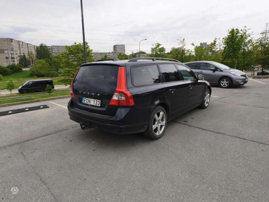 Black Volvo V70 2008 in Vilnius, with an engine capacity of 2.40 L and mileage of 400 thousand km for 2100 €, photo 6 on AUTOMOTO.COM.LV