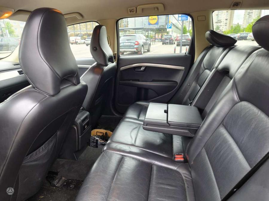Black Volvo V70 2008 in Vilnius, with an engine capacity of 2.40 L and mileage of 400 thousand km for 2100 €, photo 9 on AUTOMOTO.COM.LV
